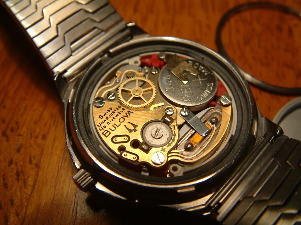Does anyone recognize this early Bulova quartz movement? | WatchUSeek ...